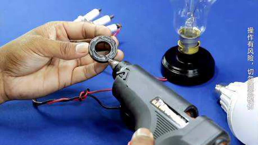 神奇科普小实验:利用电磁原理,九伏电池点亮两个大灯泡,真有趣