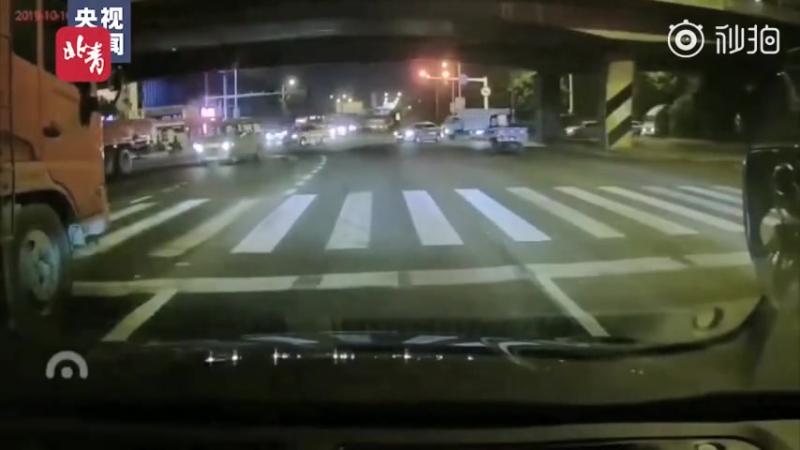 【无锡高架坍塌直接原因可能为货车超载】今天傍晚6:10左右,312国道...