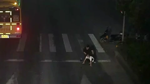 监拍!女学生校门口出行遭持刀抢劫,嫌犯求刺激还用手抚摸其胸部