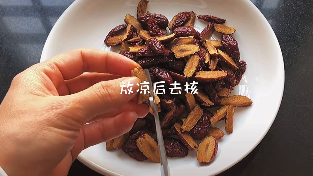 1粒焦枣可连续冲泡2-3天,帮助身体排出毒素,轻松瘦