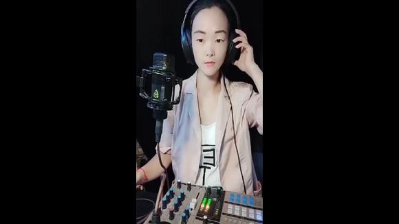 得科型号396数字声卡调音台,搭配莱维特高端麦克风。