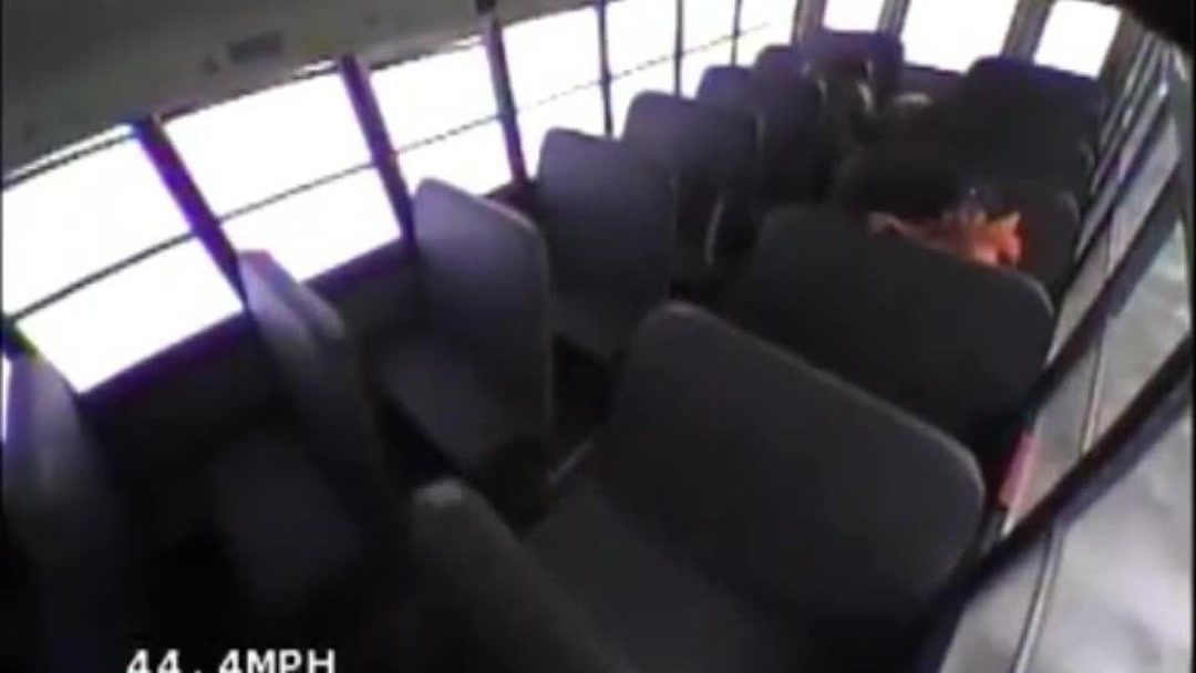 实拍校车出车祸学生飞撞车顶