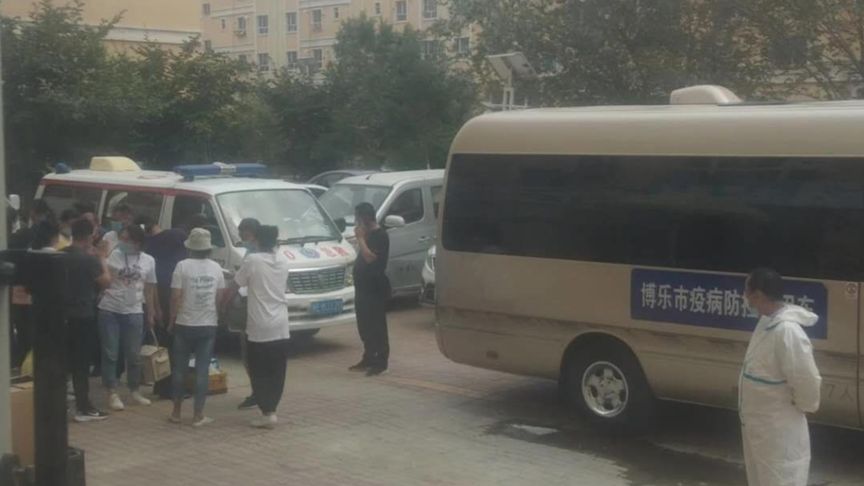 防疫期间,医生亲自到小区做全民核酸检测,做检测复杂吗