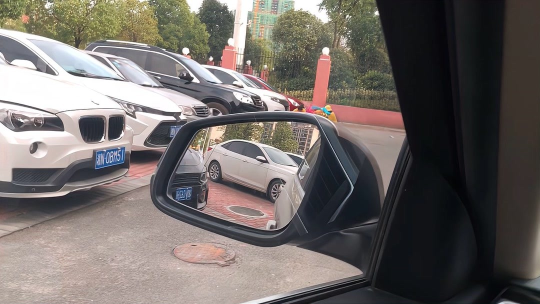 现实中倒车入库停车技巧,1分钟学会重点,从此停车不求人