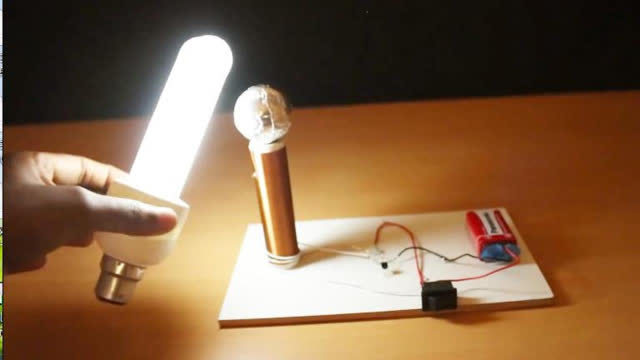 特斯拉线圈:不用电线不用电池,灯泡自己也会亮