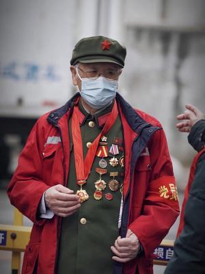 82岁老兵抗疫志愿者