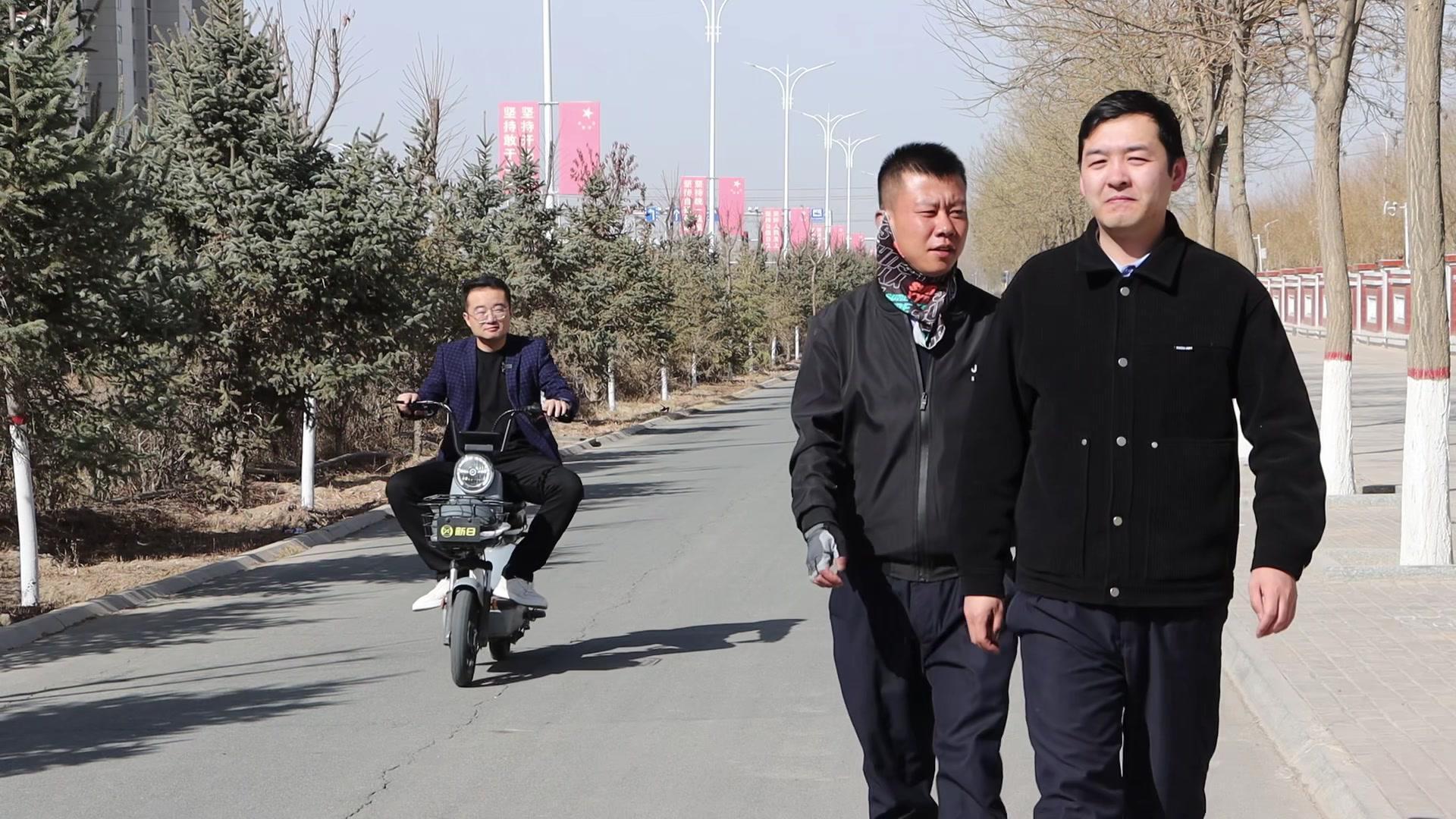 戴头盔不吃亏!#头盔#交通安全#文明出行