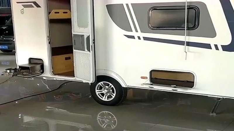 最小型的拖挂房车,跟着走进去的那一刻,各种设备一应俱全