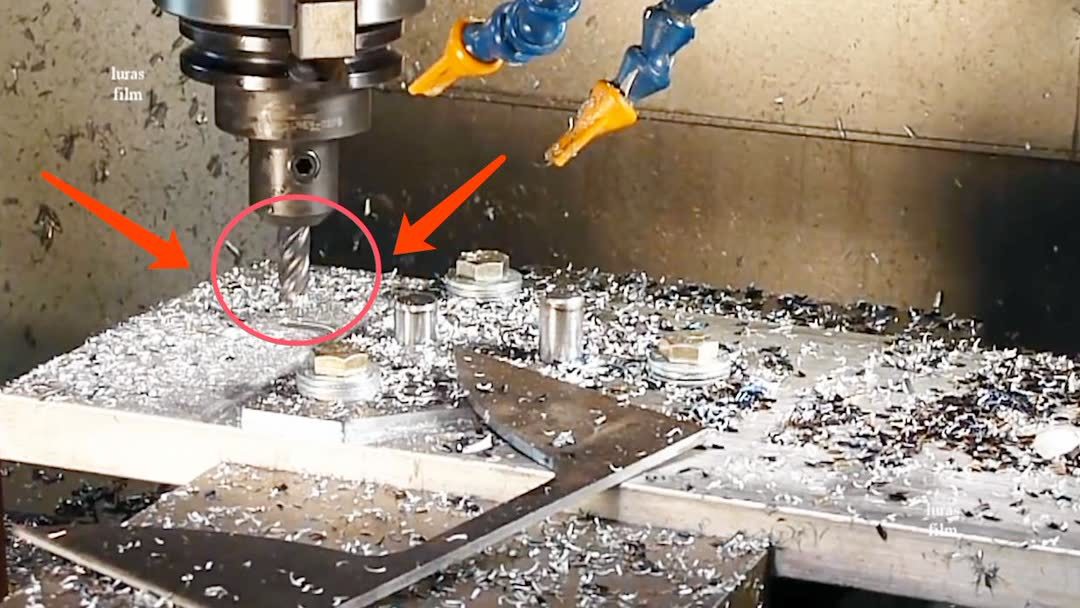 数控车床的程序编错了,操作失败瞬间心疼那些钻头