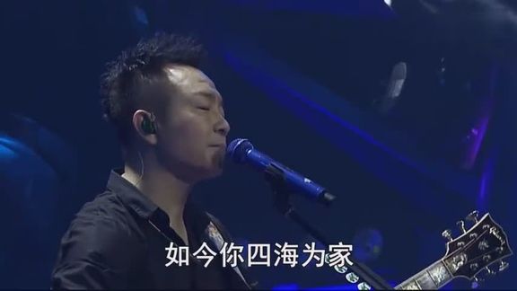 许巍《曾经的你》万人大合唱,真想看一次这样震撼的演唱会!