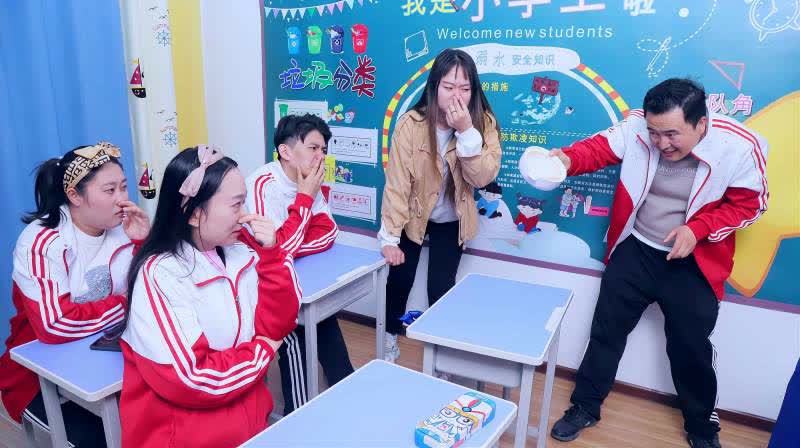 学校下水管道漏水,老师让同学们拿盆接水,把老师吃饭的碗拿来了