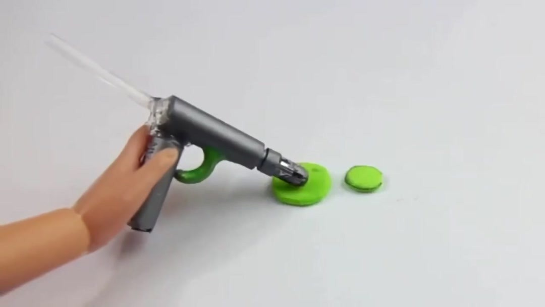 如何用坏掉的芭比话筒制作一个微型逼真的热胶玩具枪