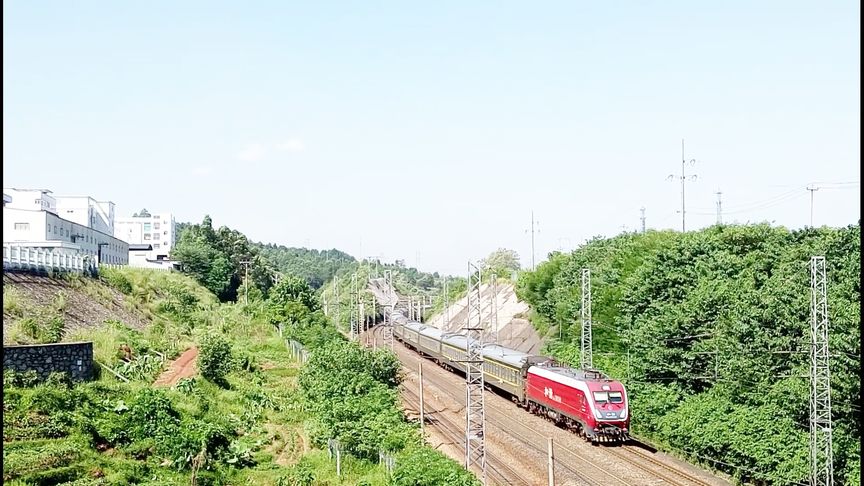 HXD1D型电力机车牵引青岛-深圳T397次列车通过京九铁路赣州高新区