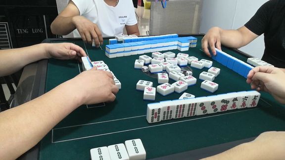 麻将:小伙模仿的挺像,就是技术不到家,伪高手