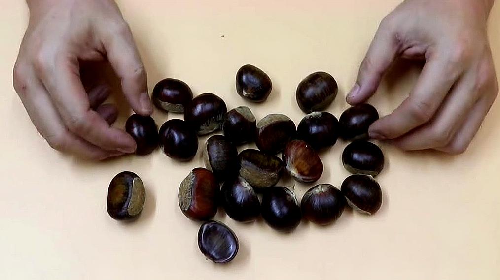 熟板栗剥皮窍门,学会太轻松了