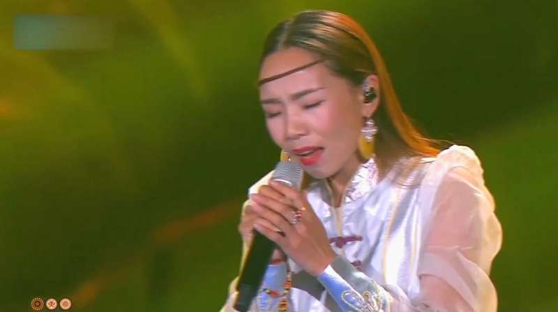 彝族妹子唱《不要怕》,开口就是仙音,谭维维一脸享受!