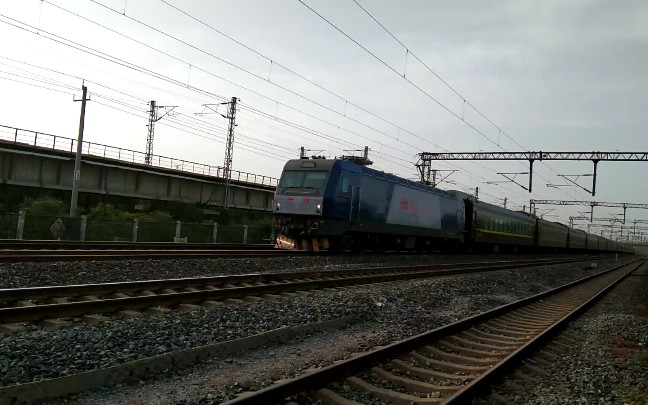 【中国铁路】京沪线九园拍车K285次通过九园地道桥。