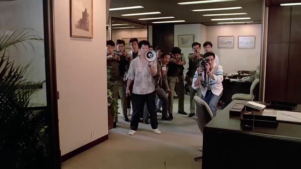 王晶为了不让劫匪投降,故意用扩音器模拟枪声吓唬劫匪,城会玩