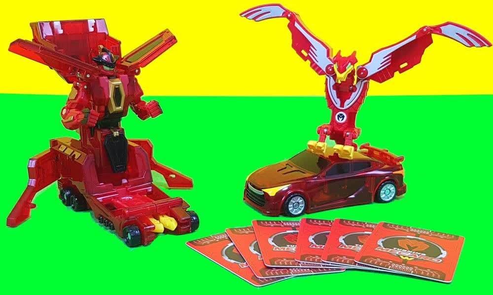 玩具动画:彩色变形汽车和卡牌玩具
