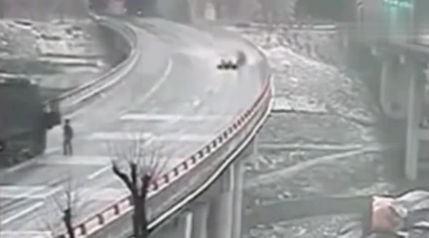 监控拍下灵异事件:大货车在大桥莫名侧翻,用科学都无法解释