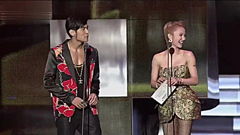 周杰伦蔡依林罕见同台,周杰伦:还难过吗?蔡依林:有一点