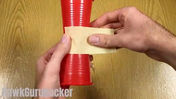 给孩子用一次性杯子做个飞行器吧,太好玩啦!