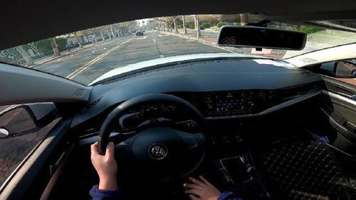 手动挡转弯之前要提前减速减档,带挡滑行~