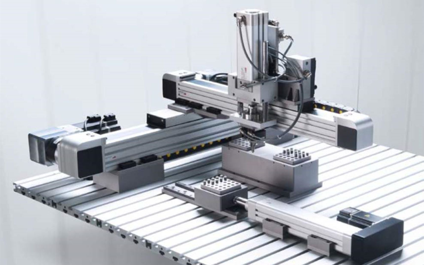 “智慧”机械手!迷你气缸与直线导轨选型虽难但起核心作用!