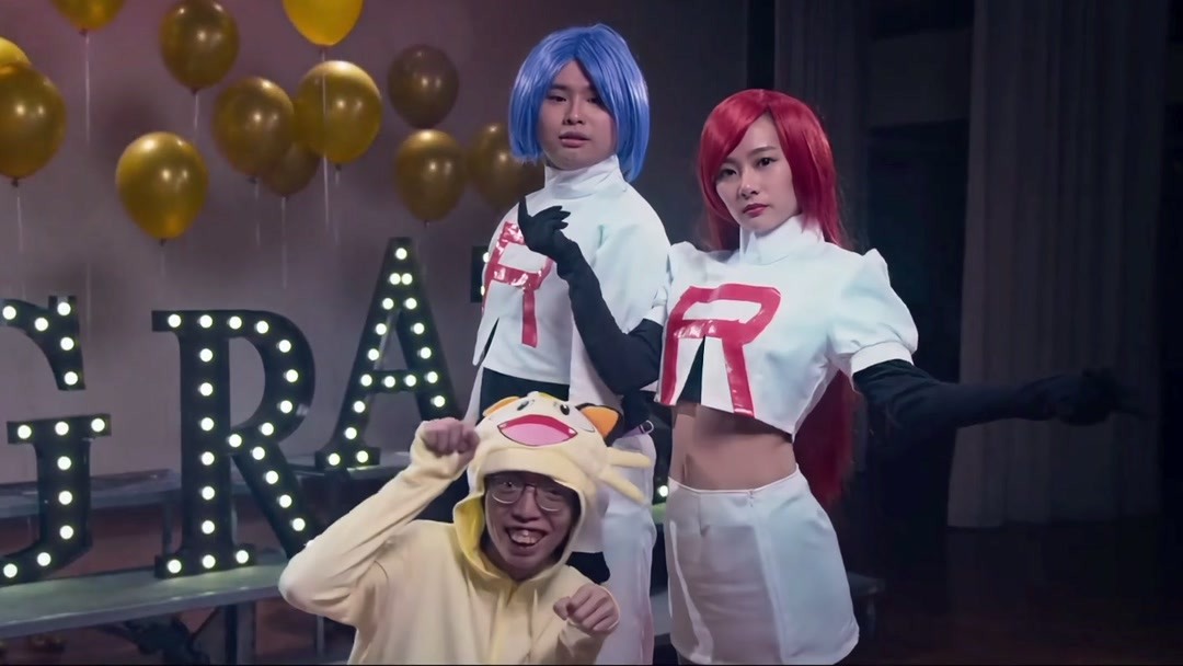学生们在晚会上表演,节目内容让人怀念青春,连忙拍好!