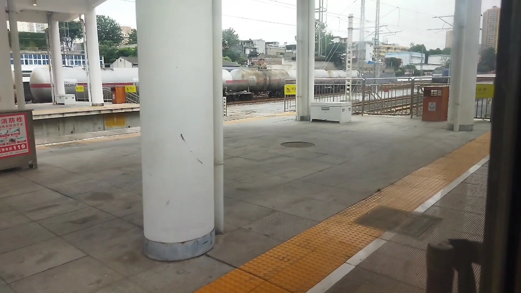 K258次列车离开南阳站