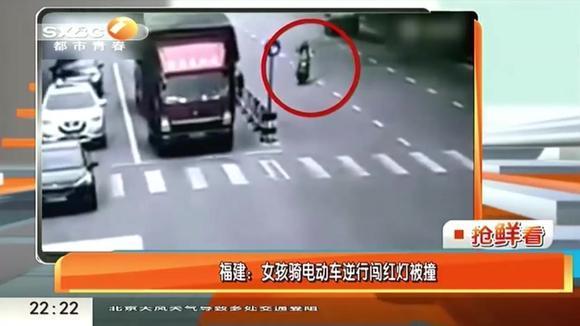 女孩骑车在机动车道逆行,又闯红灯横穿马路,当场被撞死年仅28岁