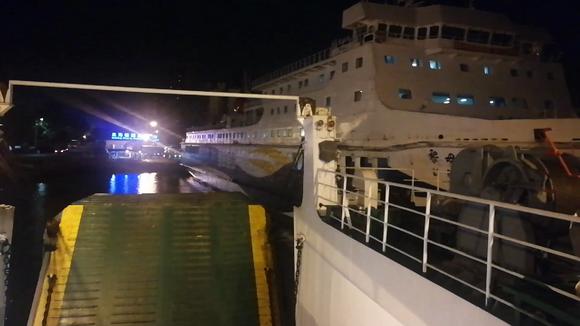 开车自驾去往海南岛,车辆乘坐渡轮过海,车辆如何开出船舱