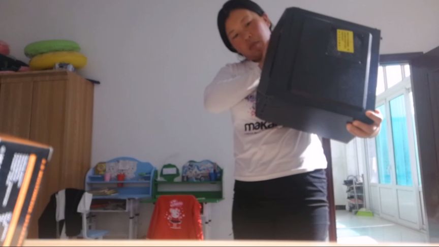 快递到了,新买的电脑,马上动手安装