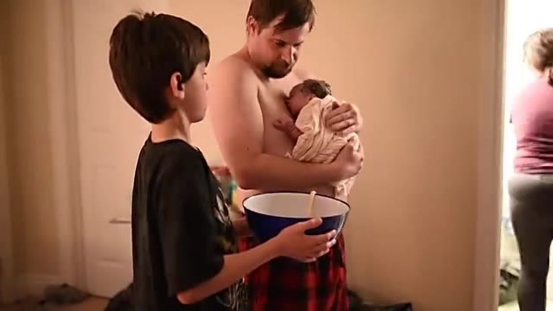 实拍家中产子水中分娩 全家人协助