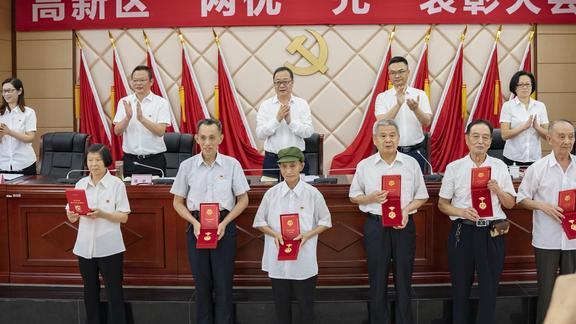 .大会 表彰60名优秀共产党员20名优秀