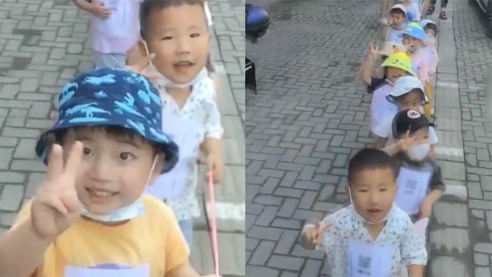 小朋友胸挂二维码检测核酸,整齐拉绳排成一队,可爱暖心瞬间拉满