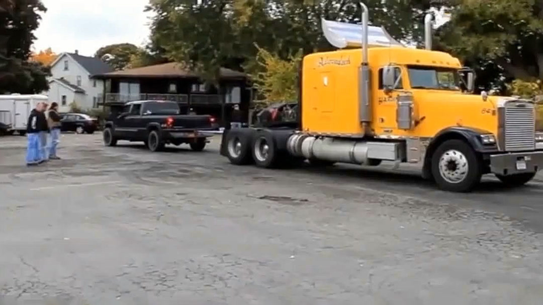 皮卡车马力真大,这么重的大型货车都能拉动