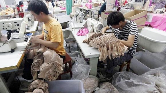 每天制作“女性用品”的农民工,居然会这么做!让人吃惊