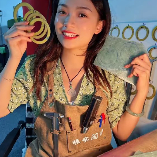 圈圈珠宝-翡翠手镯 