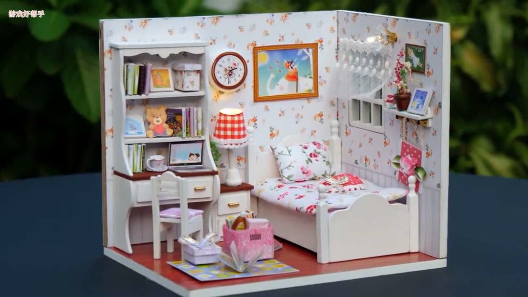 DIY女孩子的卧室,不仅有梳妆台还有书桌,装饰清晰可爱!