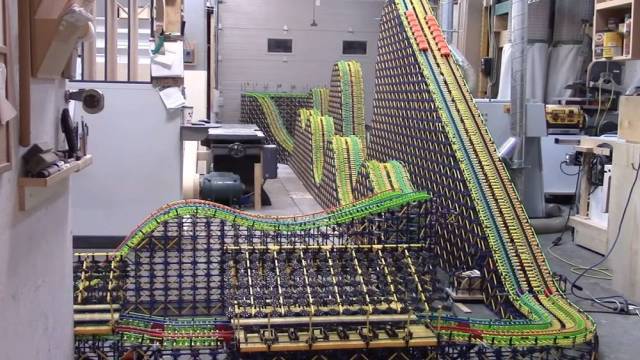 牛人用积木搭建过山车,颠覆传统轨道的设计,小车还能在上面行驶