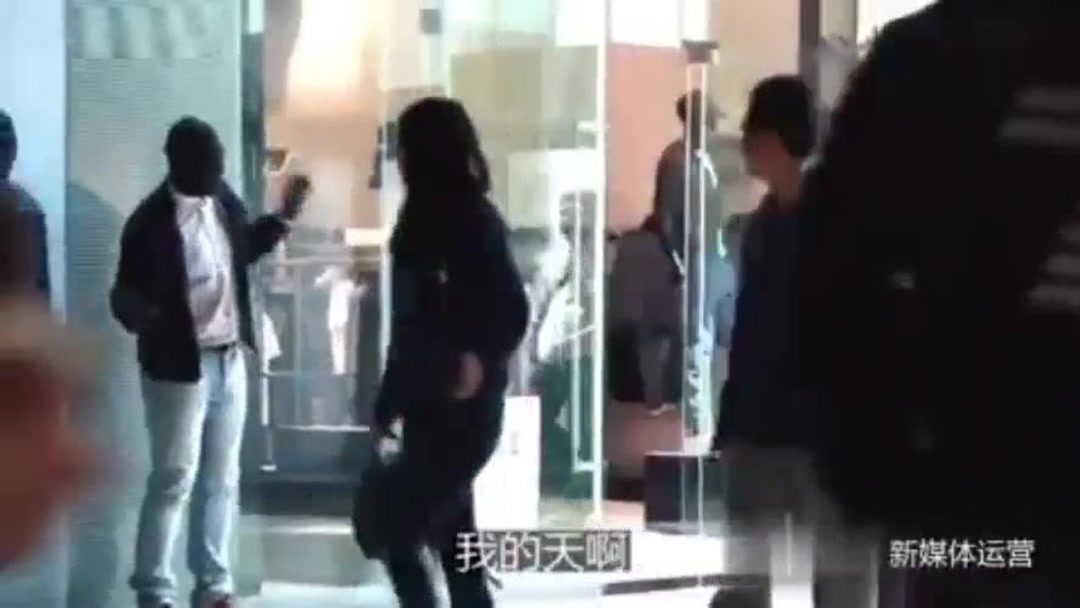 扮成“假人模特”吓路人,美女真的吓尿了!