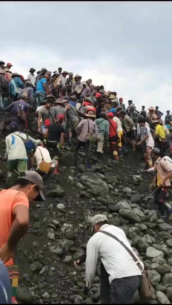 穿着足球鞋去挖矿,激发我的自护力,翡翠原石分享!