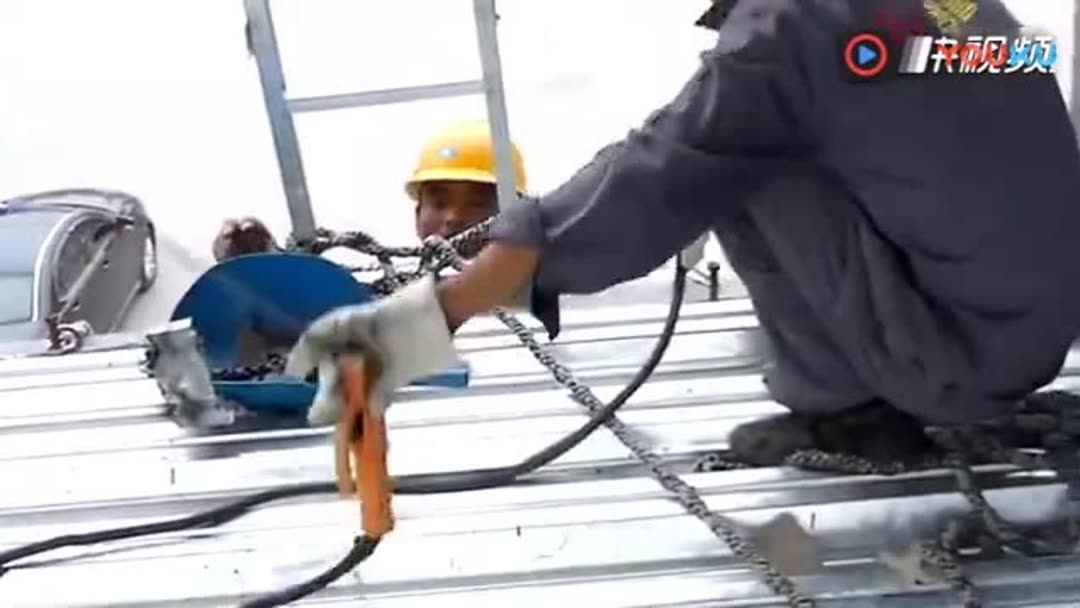 钢结构安装(工程视频)合肥国际五金城楼承板安装