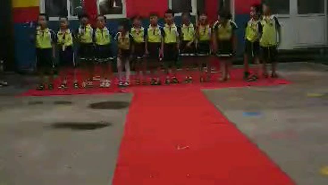 幼儿园大班毕业班毕业典礼诗朗诵感人泪下