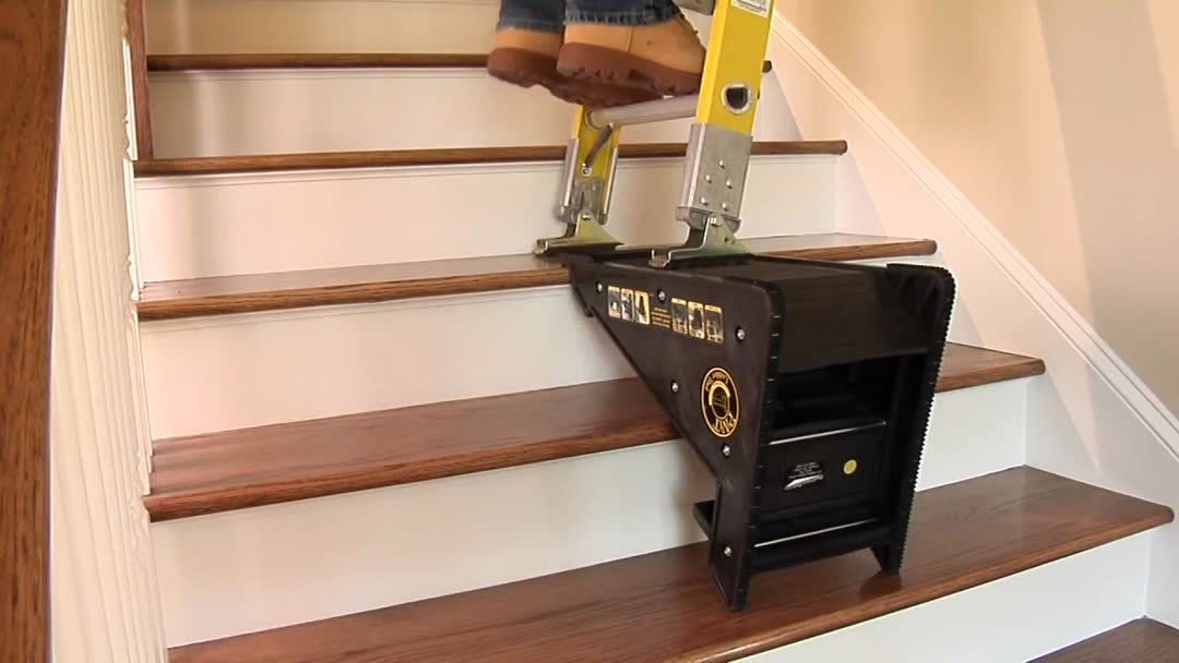 用在梯子上的固定器,在斜坡、楼梯上架梯子不用人扶放心爬