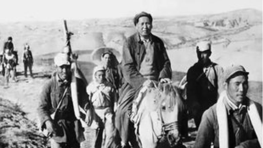 在西柏坡的一次中央全会,毛主席迈着大步,从容走进会场!