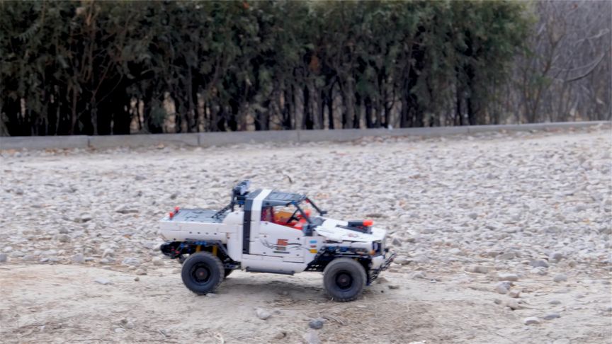 宇星模王18005白舰越野车户外试跑