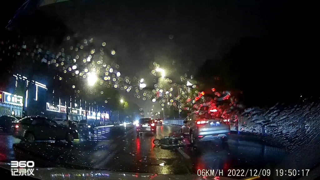 道路千万条,安全第一条!雨天夜晚出行,谨慎,小心,再小心!