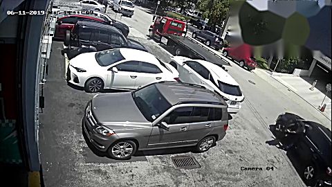 汽车从拖车床上滚下来